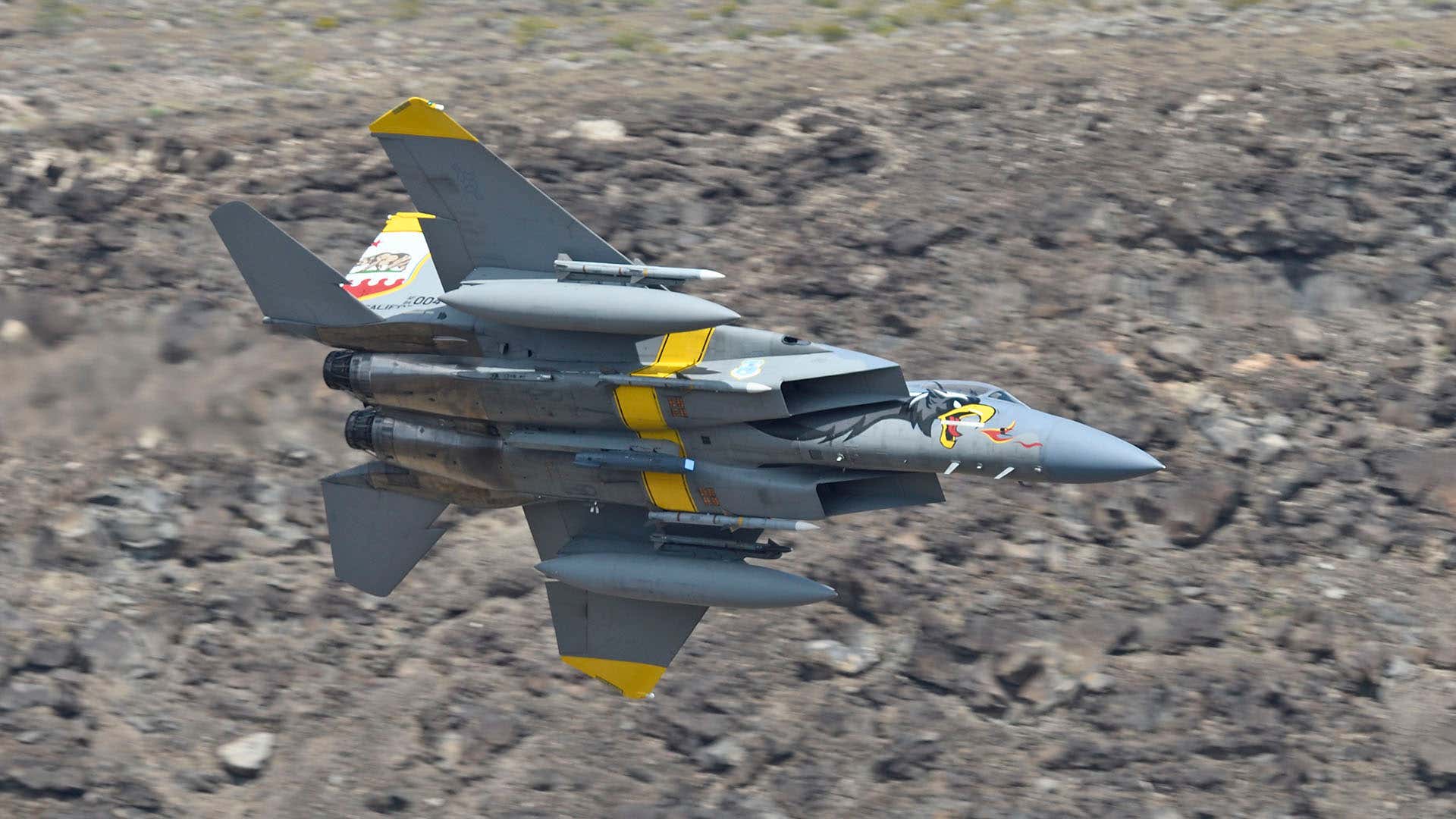 F-15使用新的红外搜索和轨道吊舱与AIM-9X Sidewinder一起击落目标