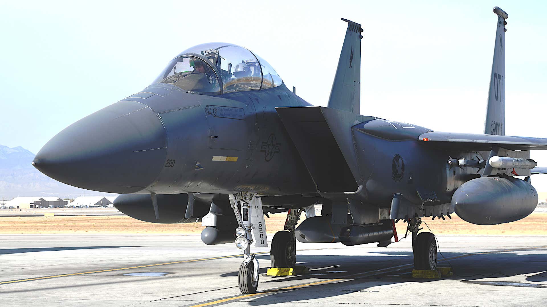 空军F-15ES火车在波罗的海上发射巡航导弹